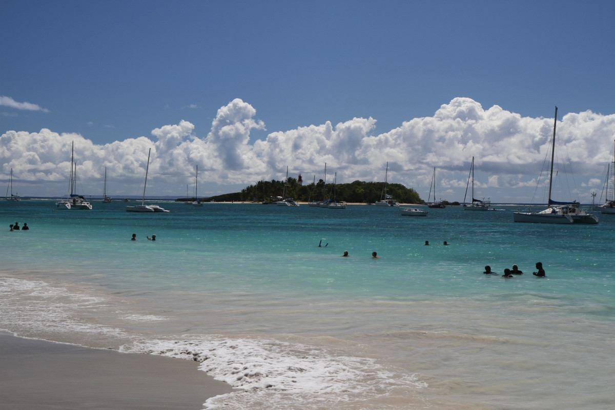 Plage du Gosier et le phare – Voyage Hors Saison