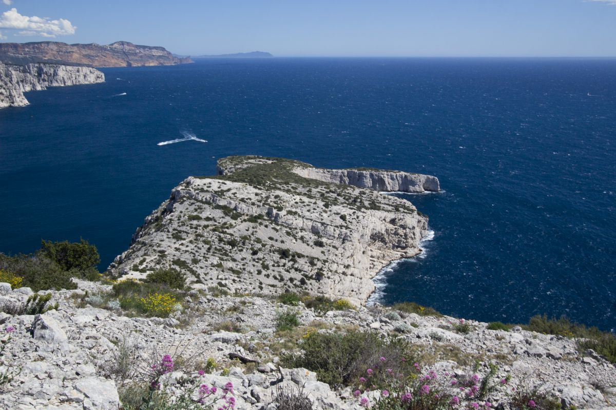La Grotte de l’Os, la Crête et la Calanque de Morgiou – Voyage Hors Saison