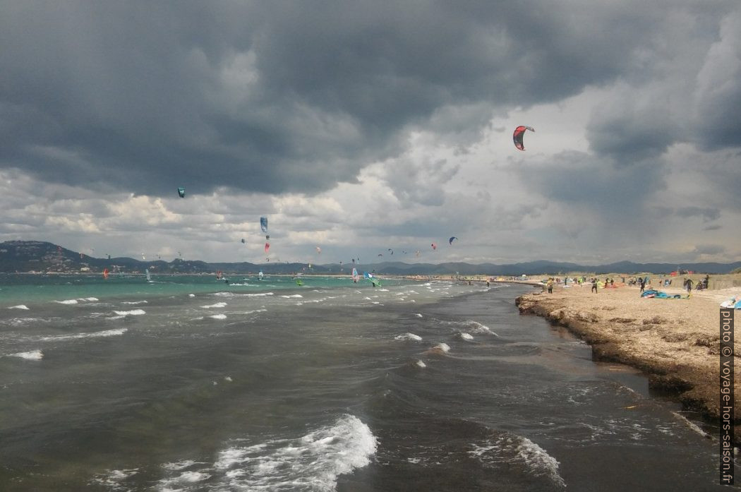 Kitesurfeurs sur la plage des Estagnets à Giens en mars – Voyage Hors ...