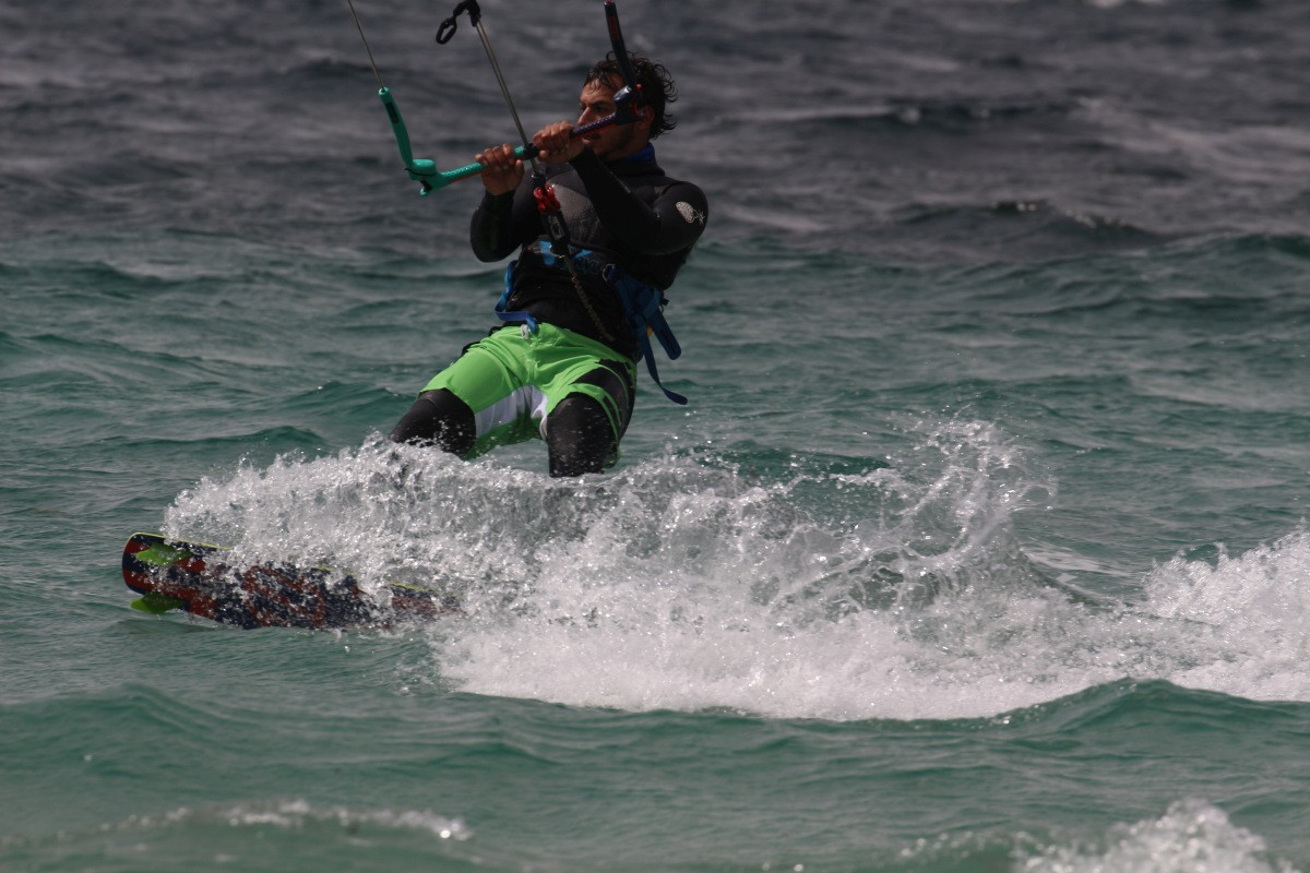 Kitesurfeurs sur la plage des Estagnets à Giens en mars – Voyage Hors ...