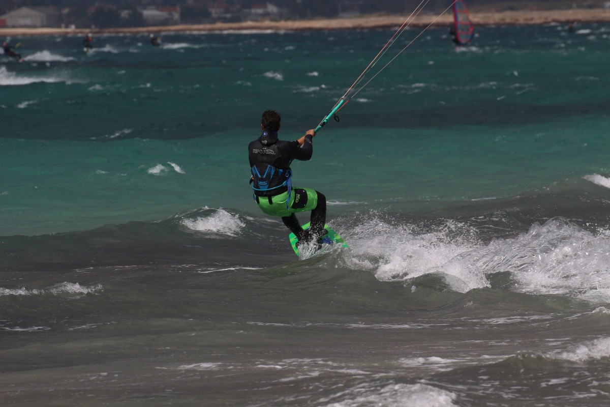 Kitesurfeurs sur la plage des Estagnets à Giens en mars – Voyage Hors ...