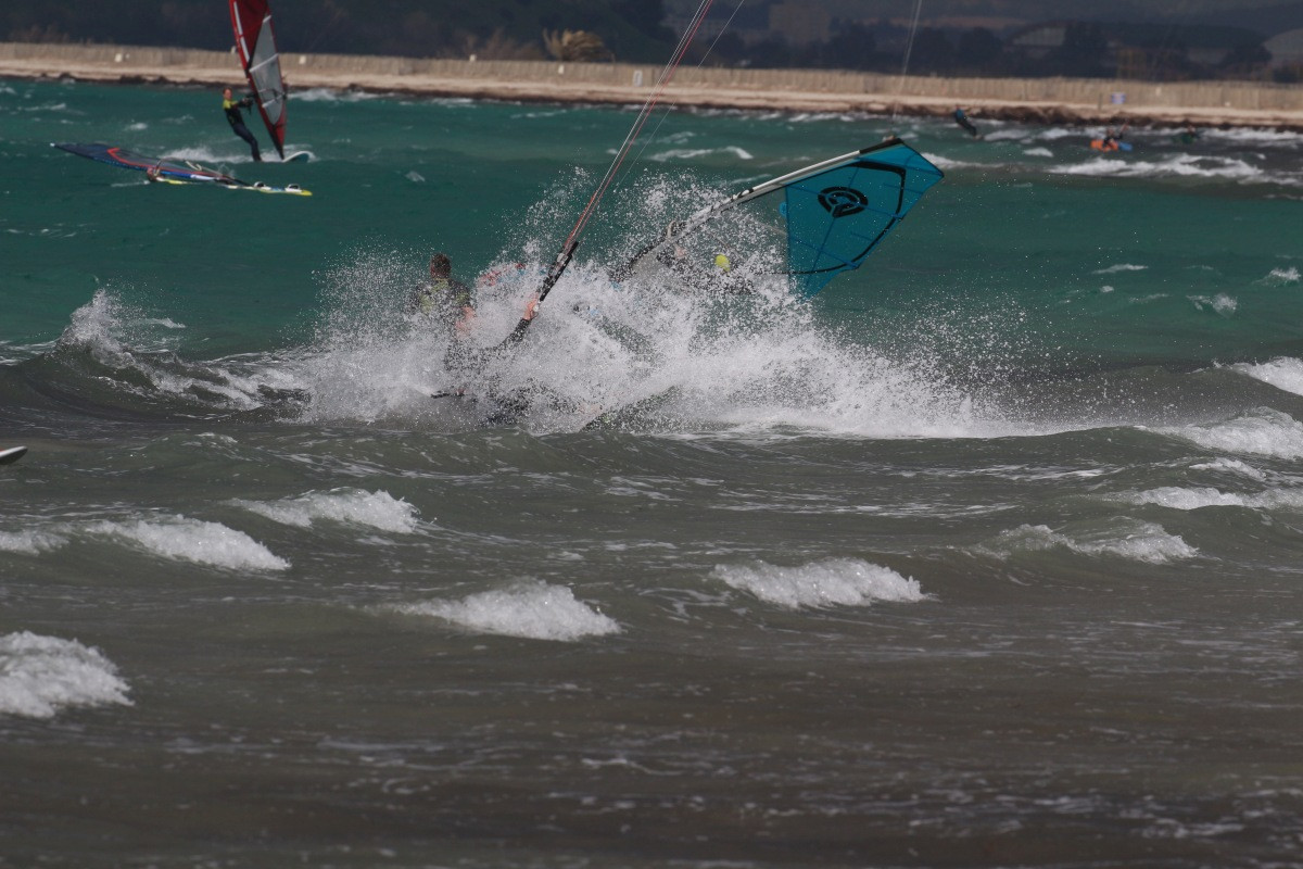 Kitesurfeurs sur la plage des Estagnets à Giens en mars – Voyage Hors ...