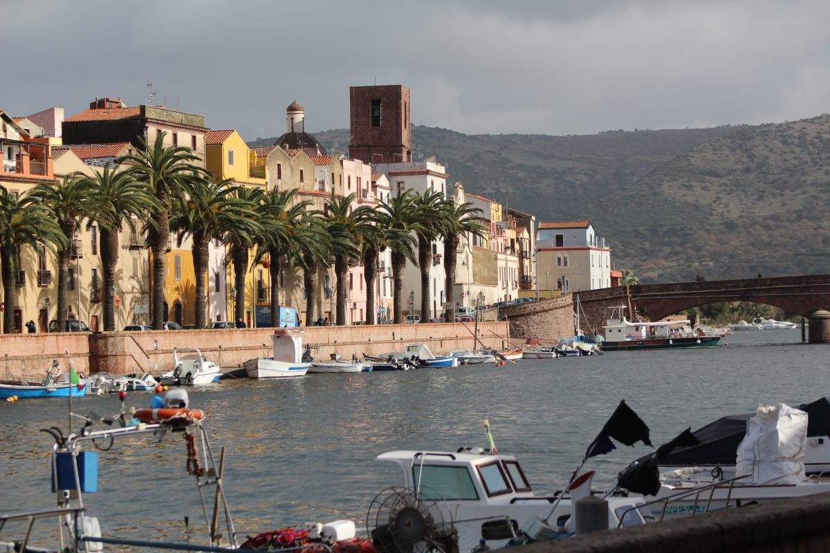 La ville colorée de Bosa et l’église San Pietro Extramuros – Voyage ...