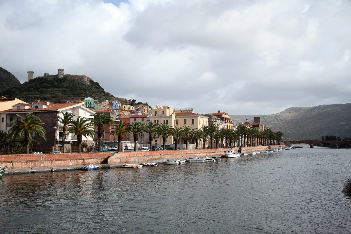 La ville colorée de Bosa et l’église San Pietro Extramuros – Voyage ...
