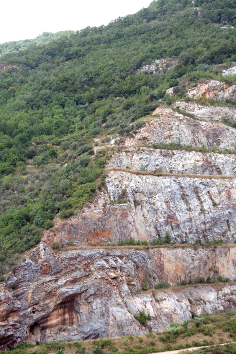 Des peintures de Mario Nebiolo dans l’ancienne carrière de Martinetto à ...