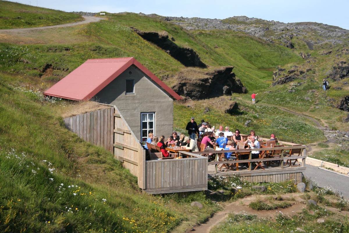 La grotte transformée en arche naturelle à Hellnar – Voyage Hors Saison