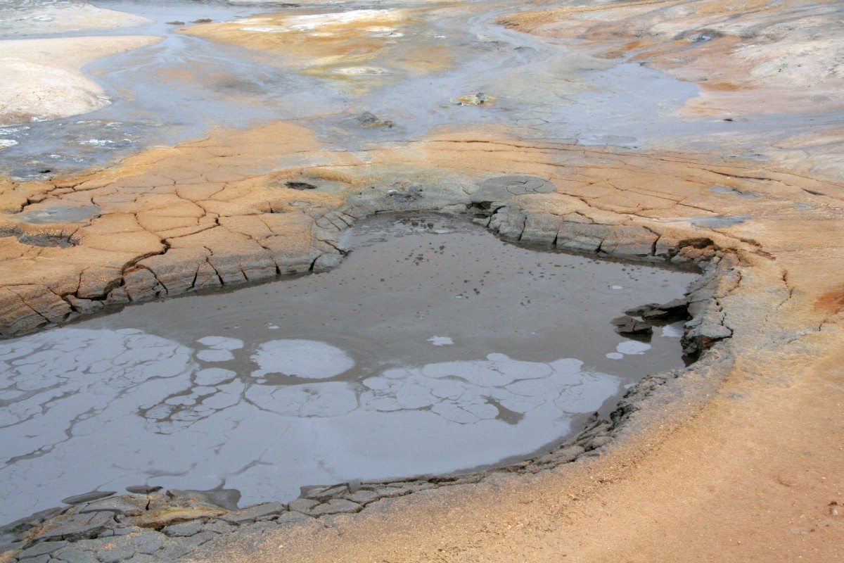 Parmi les boues bouillantes du Bassin de Hverir