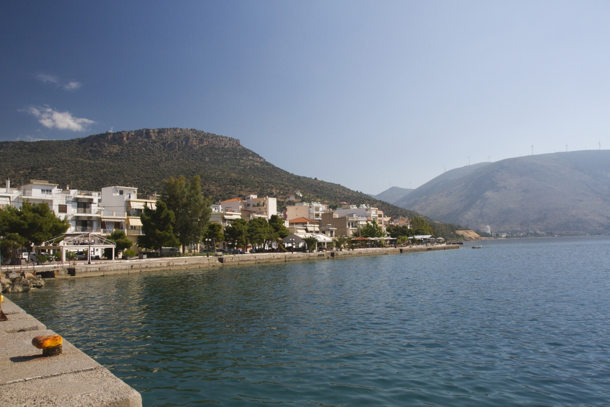Café grec sur une terrasse du port d’Antikyra