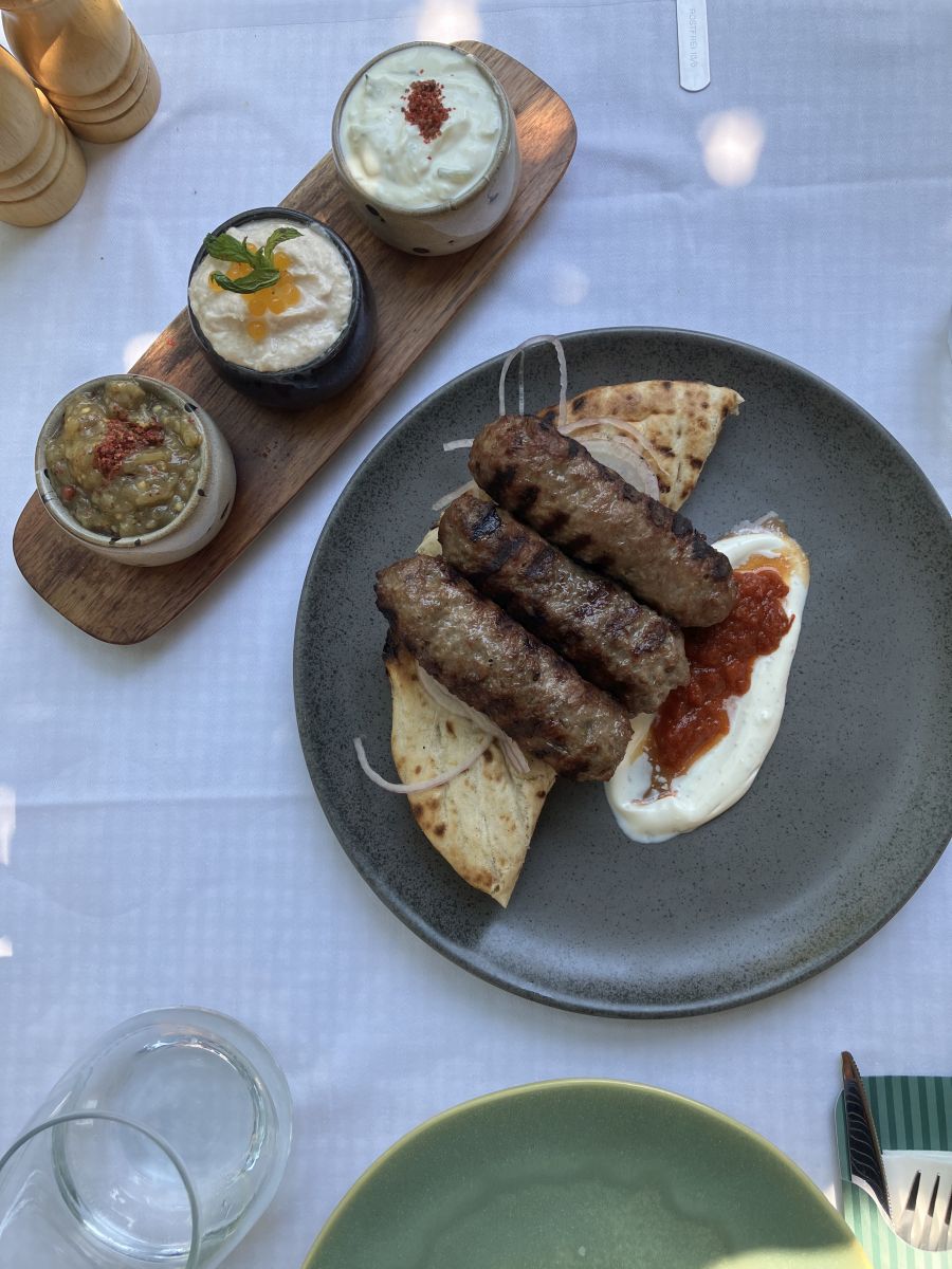 Repas dans la Pláka avant de quitter Athènes en début d’après-midi ...