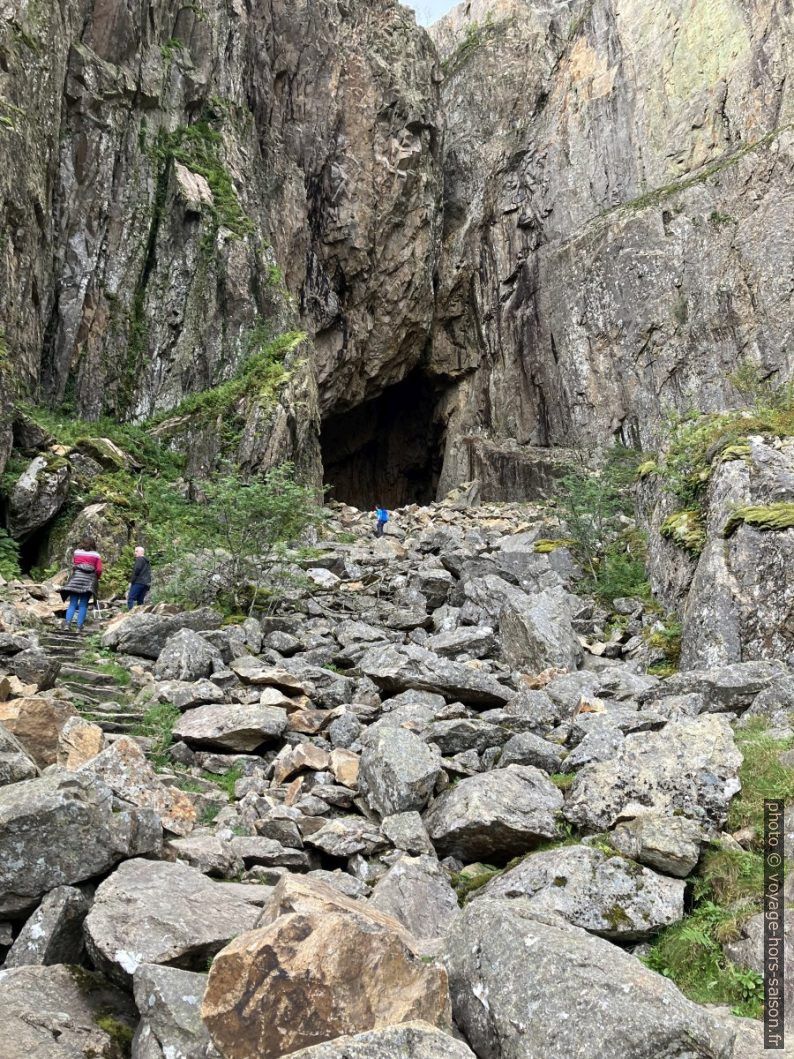 Traversée du trou du Torghatten – Voyage Hors Saison