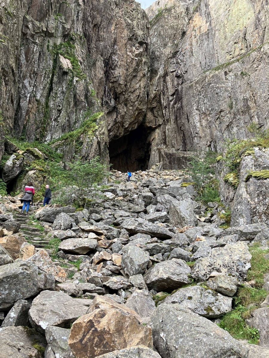 Traversée du trou du Torghatten