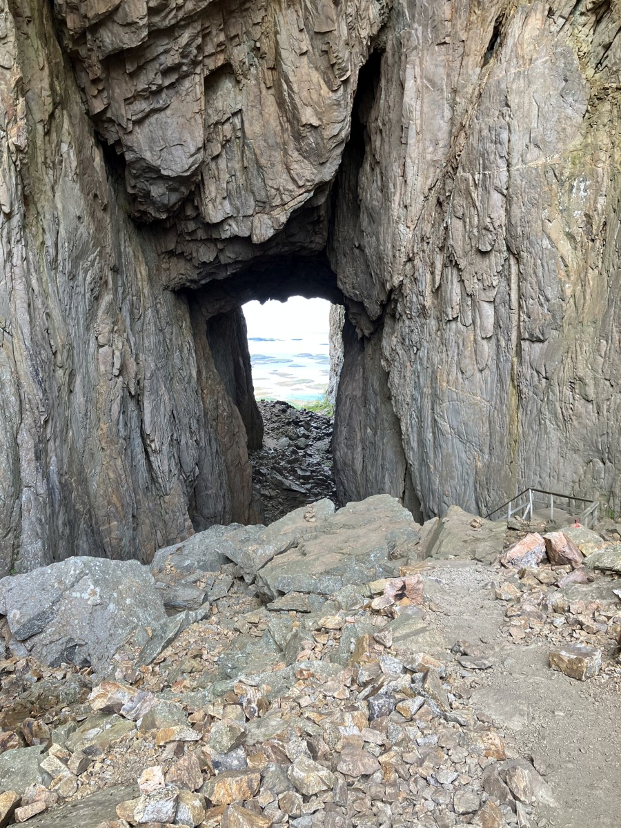 Traversée du trou du Torghatten